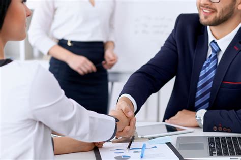 비즈니스 회의 또는 사무실에서 협상에서 악수 계약 또는 재정 서류에 서명 하기 때문에 파트너는 만족 경영자에 대한 스톡 사진 및 기타 이미지 Istock