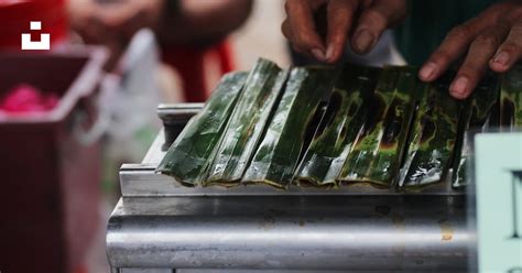 녹색과 흰색 플라스틱 팩을 들고 있는 사람 사진 Unsplash의 무료 길거리 음식 시장 이미지