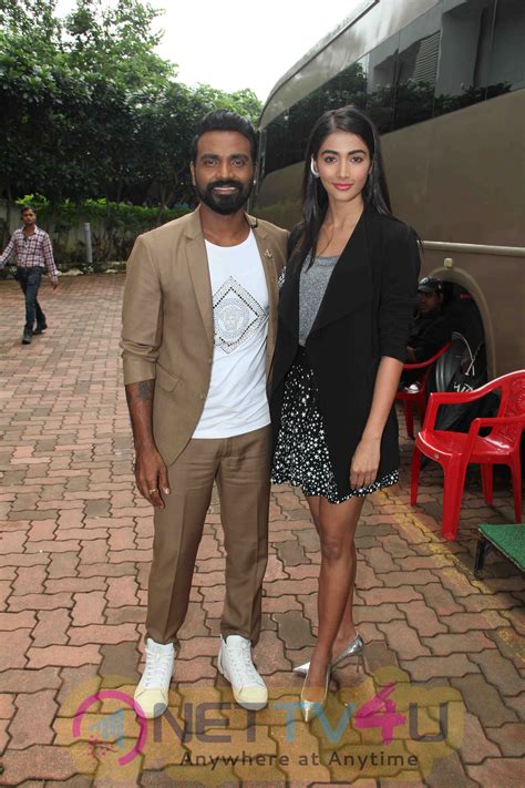 Hrithik Roshan And Pooja Hegde Promotes Mohenja Daro On Sets Of Dance