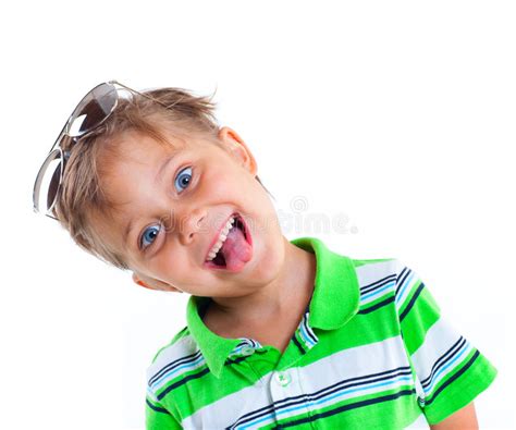 Мальчик в солнечных очках стоковое изображение изображение