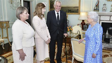 Infocz Zeman Se Setkal S Britskou Královnou Alžbětou Ii Doprovodila