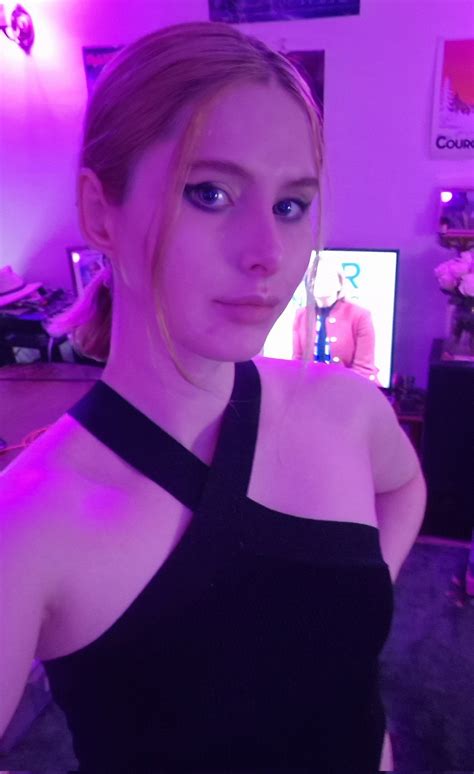 Kaitlyn On Twitter Tvs Are Weird They Re Like Computers But With A Terrible Unupgradeable