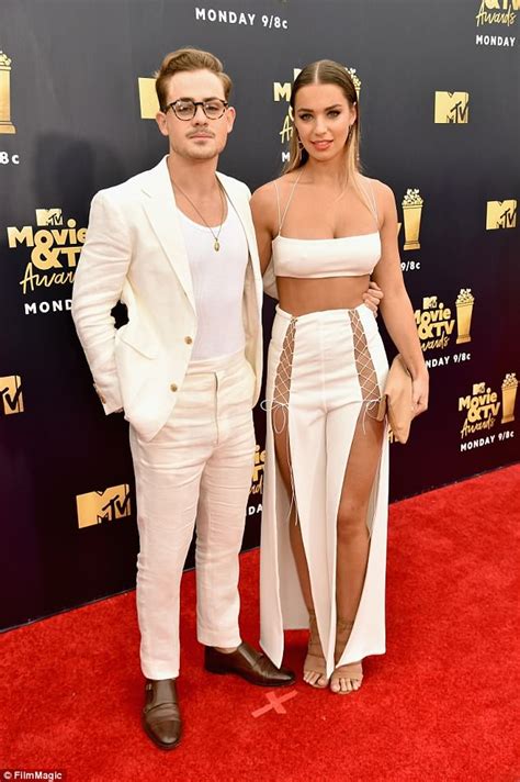 Stranger Things Dacre Montgomery And Girlfriend Arrive At Mtv Awards