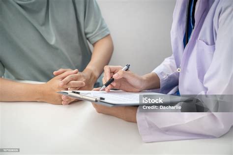 의사 건강 관리 흰색 유니폼 가운 코트 인터뷰 상담 환자를 상담하는 전문 의사는 남성 환자를 돕는 손을 안심시 2명에 대한 스톡 사진 및 기타 이미지 Istock