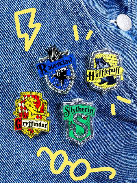 Набор значков Гарри Поттер гербы факультетов купить с доставкой по выгодным ценам в интернет