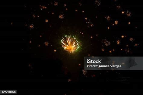 노란색 녹색 빨간색 멕시코 시티에서 새 해를 축 하 하는 불꽃놀이의 폭발 0명에 대한 스톡 사진 및 기타 이미지 0명 도시 독립 Istock
