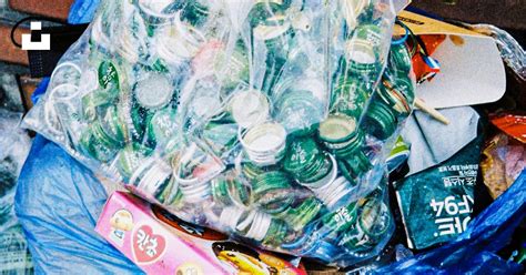 벽돌 벽 옆에 앉아있는 쓰레기로 가득 찬 가방 사진 Unsplash의 무료 대한민국 서울특별시 성북구 하월곡동 이미지