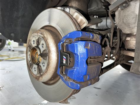 Замена тормозных колодок на колодки от DIXCEL — BMW X5 (G05), 3 л, 2019 ...