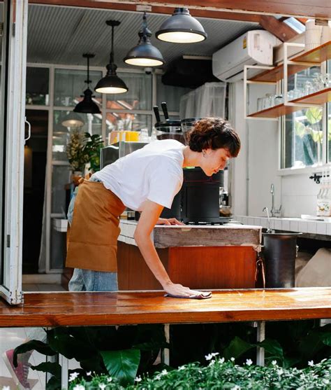 Server Refuses To Give Refills To Customers Who Stay To Talk After Theyre Done Eating Yourtango