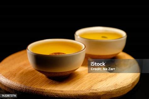 일본 전통 중국 아시아 다도 개념 검은 배경에 연꽃이있는 흰색 세라믹 찻잔 공간을 복사합니다 녹차에 대한 스톡 사진 및 기타