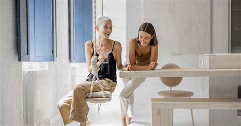 레즈비언 커플의 초상화는 함께 휴식을 취하고 현대적인 스튜디오 아파트에서 즐거운 시간을 보냅니다 동성애 관계와 집에서의 편안한 생활의 개념 사진 Unsplash의 여성