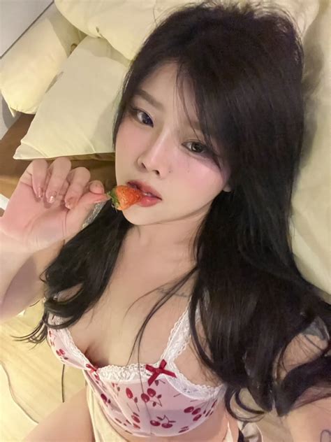 แชร์ไอเดียถ่ายรูปกับสตอเบอร์รี่ในห้อง 草莓 🍓 แกลเลอรีที่โพสต์โดย Ahcip Lemon8