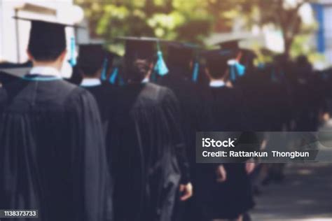 졸업식 모자를 시작 하는 동안 대학 졸업 컨셉 교육 축 학생 졸업식 성공을 바라보는 스탠드 대규모에 대한 스톡 사진 및 기타 이미지 Istock