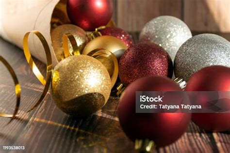 크리스마스 선물 금 은 빨간 크리스마스 공 나무 배경에 크래프트 종이의 패키지에서 유출 크리스마스 공입니다 카피스페이스n 12월에 대한 스톡 사진 및 기타 이미지 Istock