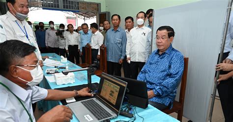 សម្តេចនាយករដ្ឋមន្ត្រី ហ៊ុន សែន អញ្ជើញប្តូរព័ត៌មានថ្ងៃខែឆ្នាំកំណើត ក្នុងបញ្ជីឈ្មោះបោះឆ្នោត