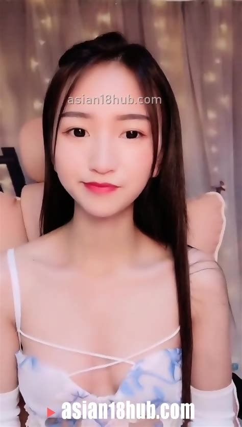 chinese cam girls 蜻蜓点水般少女新人下海三点丝滑的嫩出水 eporner