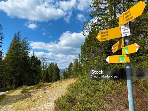 필라투스 산맥의 봉우리와 경사면과 에멘탈 알프스 알프나흐 스위스 오브발덴 주의 등산 표지판과 표시 방향 안내 표시에 대한 스톡 사진 및 기타 이미지 Istock