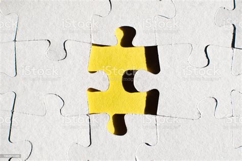 노란색 배경에 흰색 직소 퍼즐 조각 비즈니스 솔루션 개념 0명에 대한 스톡 사진 및 기타 이미지 0명 개념 기술 Istock