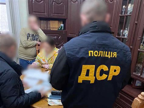 Переправляла за кордон ухилянтів під виглядом волонтерів чиновниці у Чернівцях оголосили про