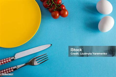 노란색 접시 포크 칼 과 파란색 배경에 아침 식사 재료 맨 위 보기입니다 공간을 복사합니다 0명에 대한 스톡 사진 및 기타 이미지 Istock