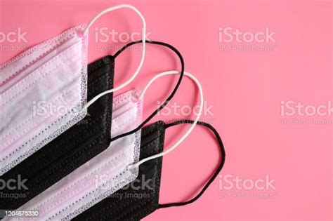 분홍색 배경에 박테리아로부터 보호하기 위해 입과 코를 덮는 검은 색과 분홍색 색의 의료 용 마스크 0명에 대한 스톡 사진 및 기타 이미지 Istock