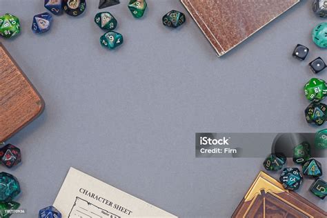 회색 배경에 빈 복사 공간이있는 다채로운 녹색과 파란색 주사위 캐릭터 시트 및 규칙 책으로 테이블 탑 역할 놀이를위한 플랫 레이