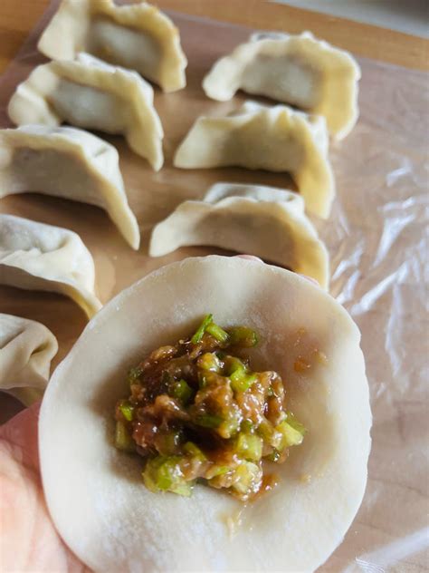 【孩子们最爱的饺子馅：芹菜猪肉馅儿的做法步骤图】cindy888 下厨房