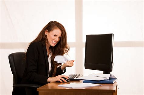 사무실에서 그녀의 책상에 분노를 표현 하는 화가 비즈니스 여자 격노한에 대한 스톡 사진 및 기타 이미지 격노한 경영자 과로 Istock