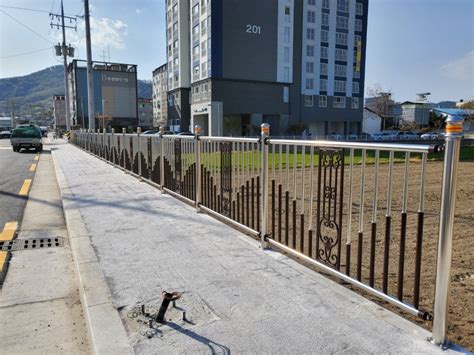 경북 고령군 가야 계획도로 현장에 스텐 주물 혼합형 울타리 펜스로 고급스럽게 시공갤러리 이지휀스