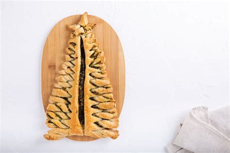 흰색 배경에 크리스마스 트리모양의 치즈와 시금치가 있는 퍼프 페이스트리 파이 맨 위 보기 공간을 복사합니다 전나무에 대한 스톡 사진 및 기타 이미지 Istock