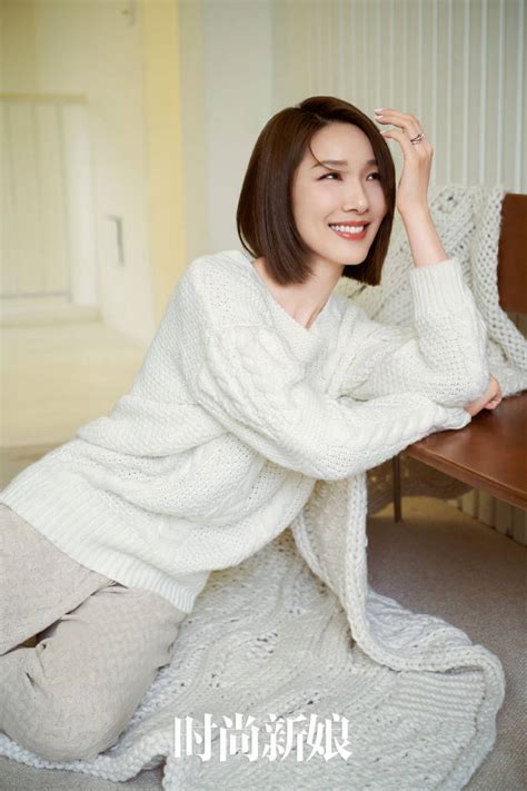 李亚男穿白色旗袍古典端庄 与王祖蓝相依偎超甜蜜 搜狐大视野 搜狐新闻