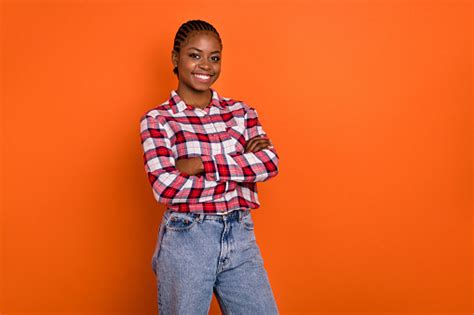 매력적인 예쁜 여자 옷 입은 격자 무늬 셔츠 팔 교차 빈 공간 외딴 광택 생생한 오렌지 색 배경의 사진 땋은 머리에 대한 스톡 사진 및 기타 이미지 Istock
