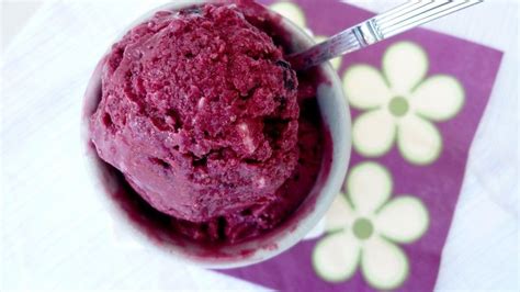 Crème Glacée Aux Cassis Et Chocolat Blanc