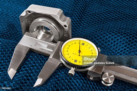 버 니 어 캘리퍼스 턱 근접 촬영 파란색 그물 배경에 내부 구멍 지름 측정 계기판 측정기에 대한 스톡 사진 및 기타 이미지 계기판 측정기 강철 문자반 Istock