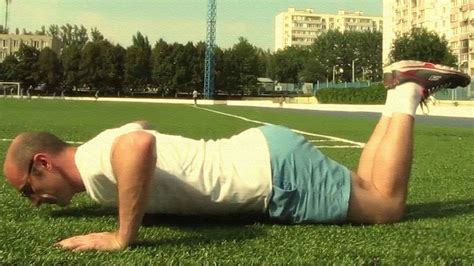 Отжимания от пола с коленей Простые отжимания для начинающих