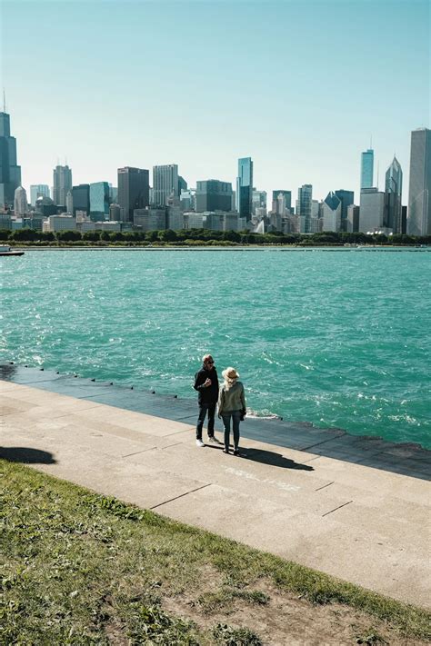 강가 건축 걷고 있는 고층 건물 관광 낮 녹색 물 도시 도시 공원 도시 풍경 도시의 두 사람 랜드 마크 레저 미국 미시간 호수 북미 사람