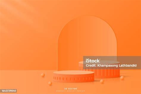 현대적인 3d 주황색 실린더 연단 받침대는 아치 모양의 배경과 구체 공이 있는 깨끗한 스튜디오 룸에서 사실적입니다 쇼 화장품