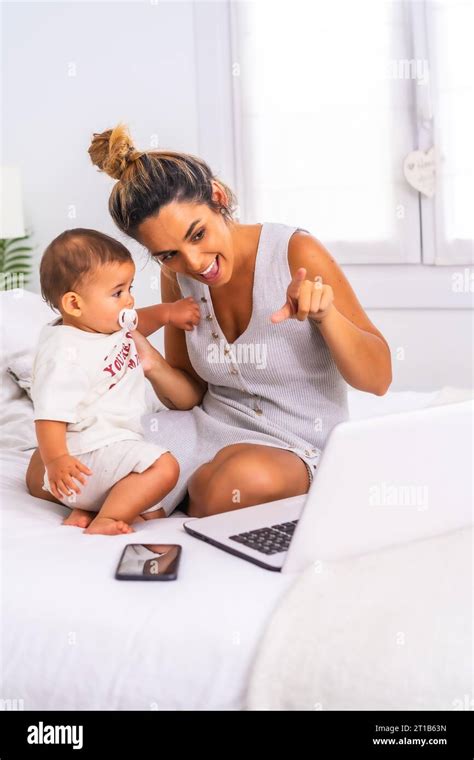 Jeune M Re Caucasienne Avec Son Fils Dans La Chambre Au Dessus Du Lit Buvez Moins D Un An Lors