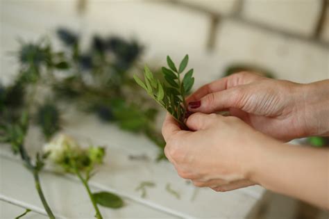 여성 플로리스트 결혼식 행사 장식 신선한 꽃에서 Bouqet를 수집 합니다 이벤트 신선한 꽃 장식입니다 플로리스트 워크플로입니다 웨딩 연회 디자인 0명에 대한 스톡 사진 및
