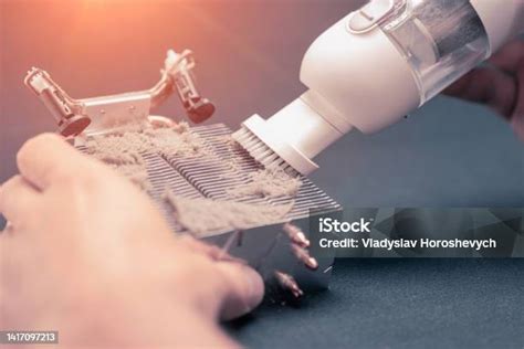 진공 청소기의 도움으로 마스터는 컴퓨터 냉각 시스템의 라디에이터에서 먼지와 먼지를 제거합니다 Cpu에 대한 스톡 사진 및 기타 이미지 Istock