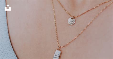 실버 펜던트와 금 목걸이를 착용 하 고 여자 사진 Unsplash의 무료 목걸이 이미지