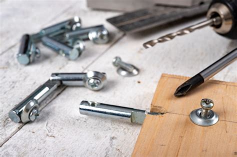 가구의 건설에 사용되는 경첩의 조립 작업장에서 수행 된 사소한 목공 작업 라이트 백 0명에 대한 스톡 사진 및 기타 이미지