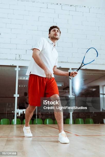 4 벽으로 된 코트에서 호박을 연주하는 흰색 폴로 셔츠에 스포츠맨의 전체 길이 보기 놀기에 대한 스톡 사진 및 기타 이미지 놀기 라켓 반바지 Istock