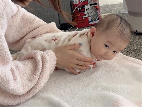 「成長はやすぎ！」西野未姫 娘の首がすわったことを報告！寝返りに挑戦するような姿に「もう天使すぎる」「そっくり」 めざましmedia