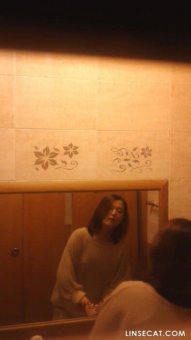 그는 한국 여자 화장실에 숨어 수십 명의 아름다운 소녀들이 오줌을 누는 모습을 감시했다 거울보며 웃는 연습을 하는 그녀 인색 한 고양이