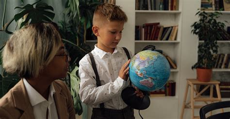 가르치는 공부하는 교수 교실 교육 교육 도구 교육자 구체 다채로운 지구본 도서관 땅 멘토르 몰입 학습 문해력 방 장식 상호작용 학습 서적 선생