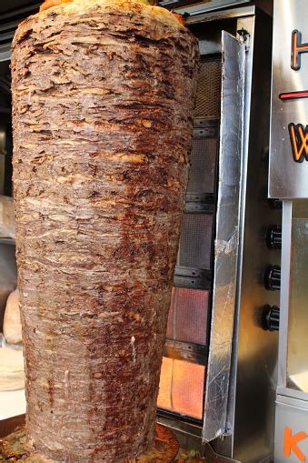 한 남자가 고기라는 단어가 적힌 샌드위치를 자르고 있습니다 터키 치킨 도너 케밥 0명에 대한 스톡 사진 및 기타 이미지 0명 건강에 좋지 않은 음식 고기 Istock