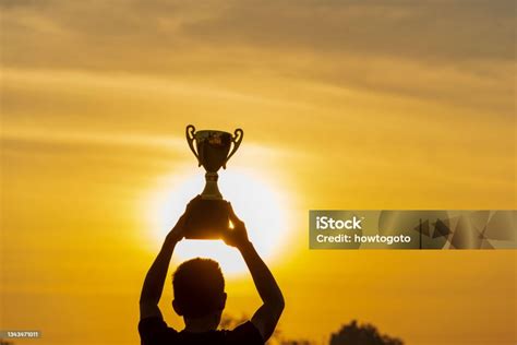 우승자는 골든 챔피언 트로피 컵 상을 들고 손을 이겼습니다 실루엣 최고의 수상 승리 핸즈 트로피 프로 챔피언 챌린지 팀 금 스포츠 트로피 컵을 들고 윈윈 스포츠 팀 컨셉 1