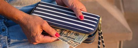 5 Best Wristlet Wallets Nov 2025 Bestreviews