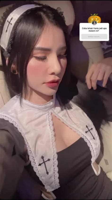 Gaya Maria Vania Tampil Dengan Outfit Halloween